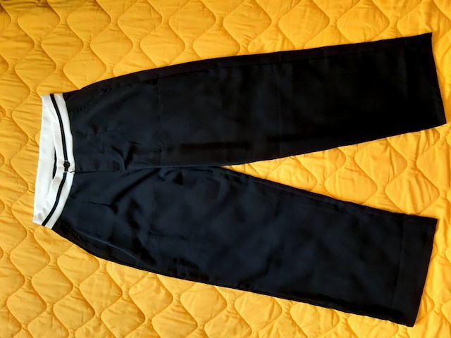 Crne duge pantalone