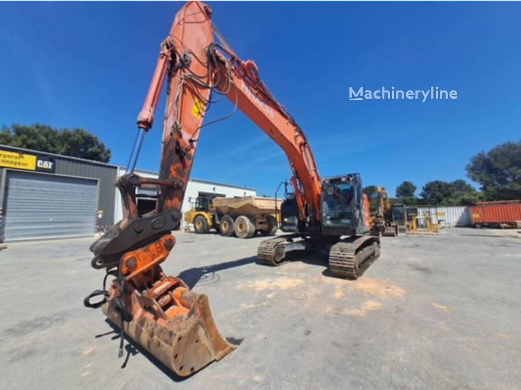 Hitachi ZX225 bager guseničar