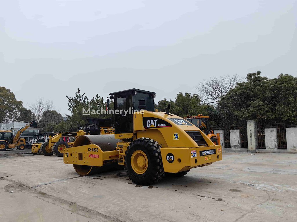 Caterpillar CS683E kompaktor s jednim valjkom