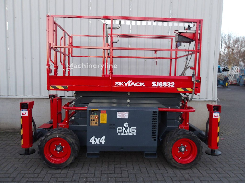 Prodaje se Skyjack SJ6832RT makazastu platformu na aukciji
