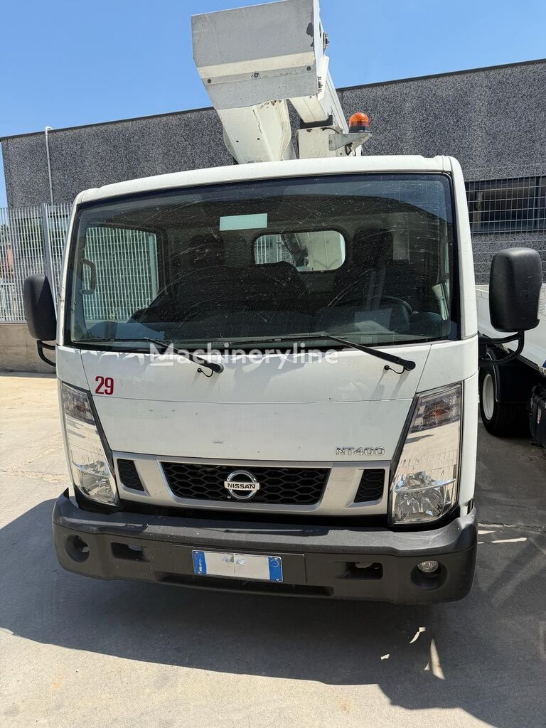 Nissan NT 400 auto dizalica s korpom