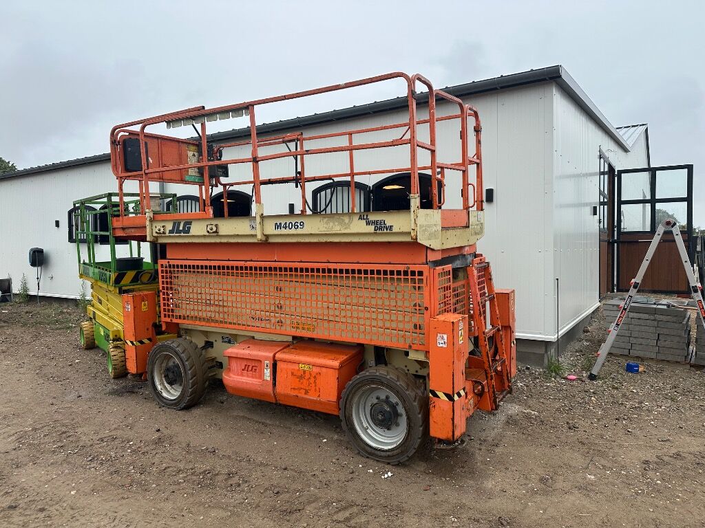 Prodaje se JLG M4069 makazastu platformu na aukciji