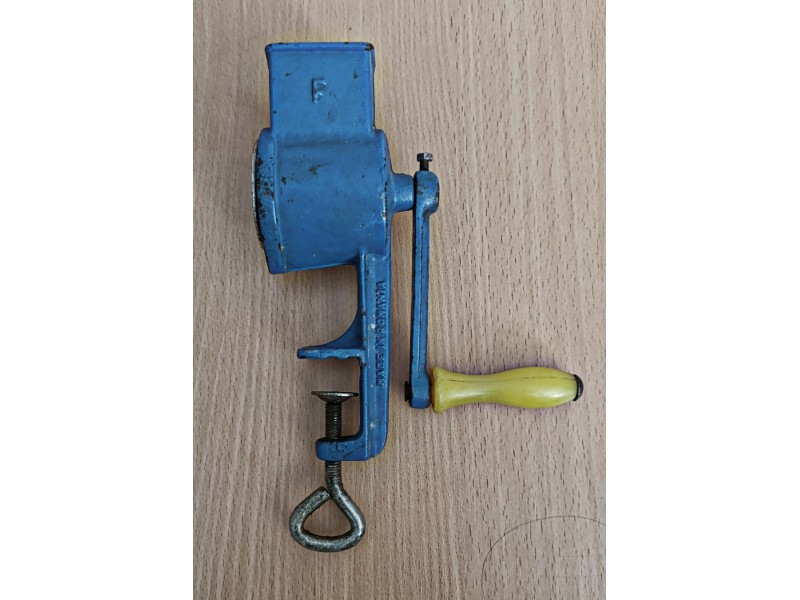 Mašinica za mlevenje oraha (vintage) KOLEKCIONARSKA