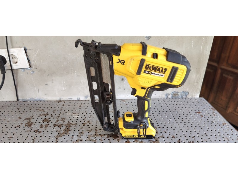 DeWALT DCN 660 AKU PIŠTOLJ ZA UKUCAVANJE EKSERA