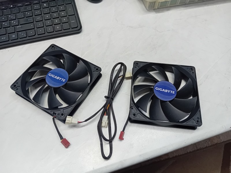 2 x 12cm ventilator gigabyte sa hub kablicem ispravno