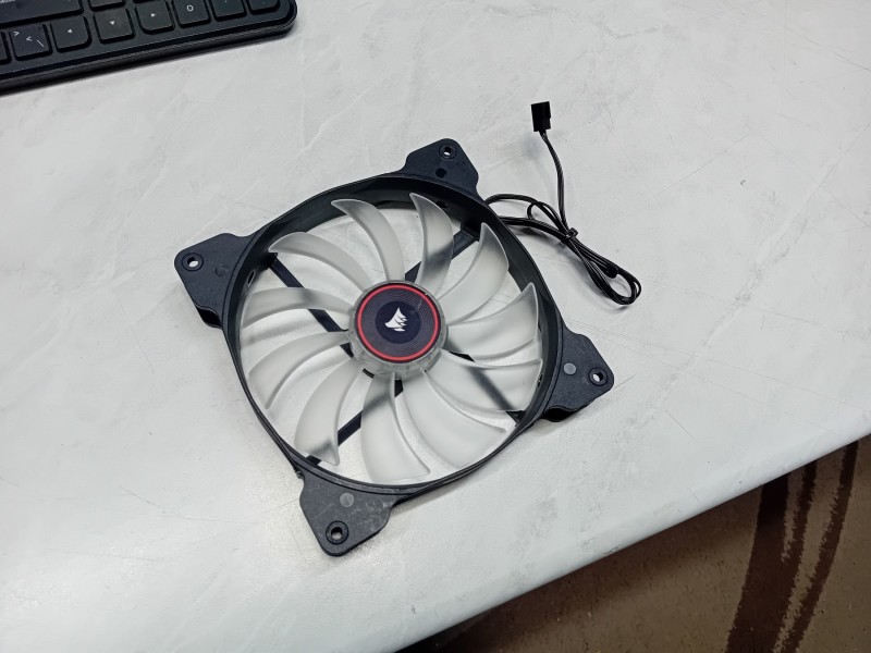 corsair 14cm led crveno ispravno 12v 0,23a
