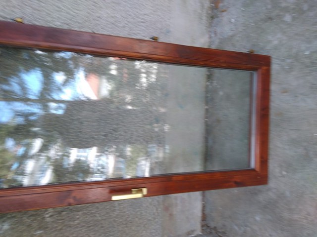 Prozor sa duplim staklom,dim. spolja 130x66,5 cm.