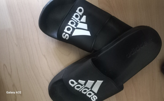 *1700*, Adidas nove papuce