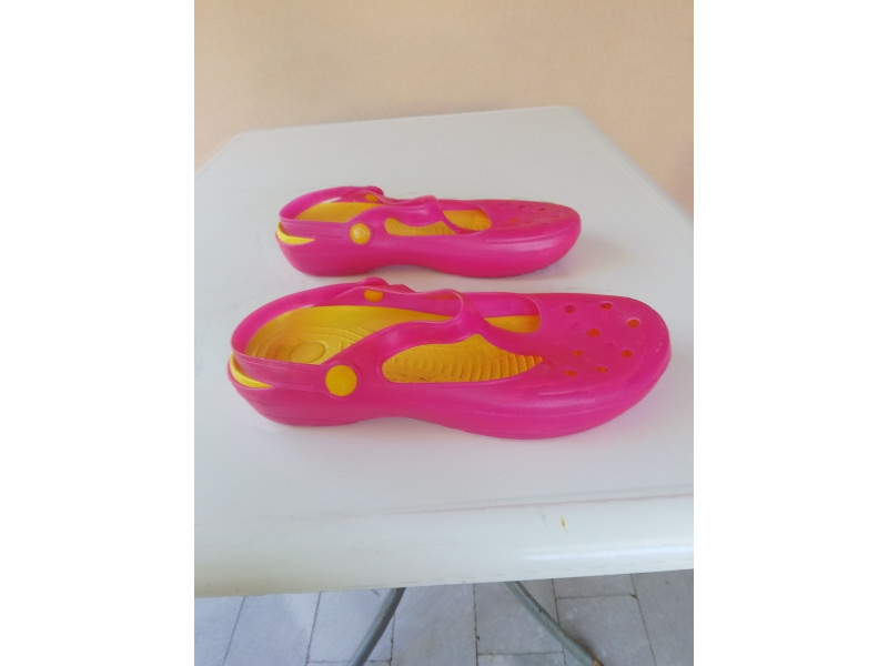 -----GUMENE SANDALE---be.40 gaziste 26 cm