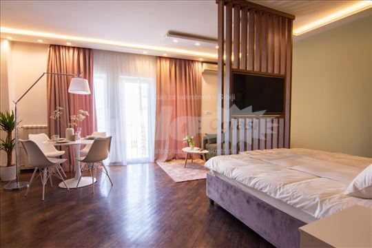 Salonac ili 4 APRT / 100m od Trga / Pogled /Hitno!