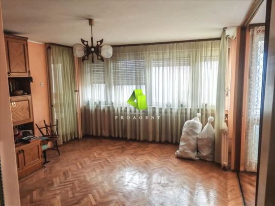 Četvorosoban stan na atraktivnoj lokaciji kod Doma