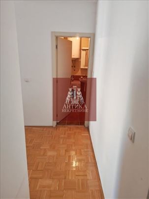 Na prodaju stan u Borči-prvi sprat, samo za keš ku
