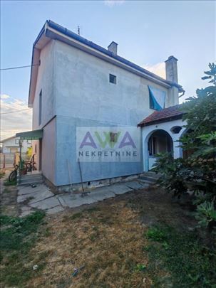 Bezdan. Porodična spratna kuća