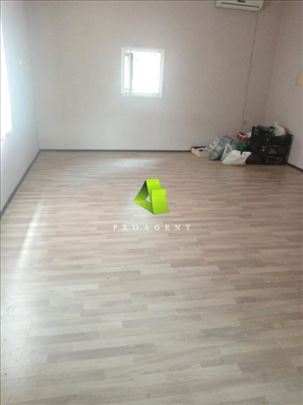 Kuća sa pomoćnim objektima na placu od 6ari, Donji