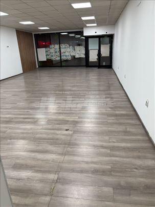 Izdaje se lokal u Prokuplju 130m2 širi centar