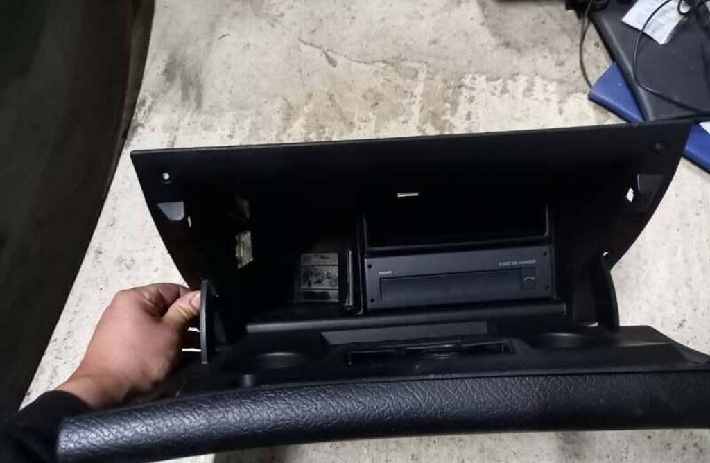 KASETA SA CD SARZEROM ZA OPEL VECTRA B | Svi delovi za Opel vozila