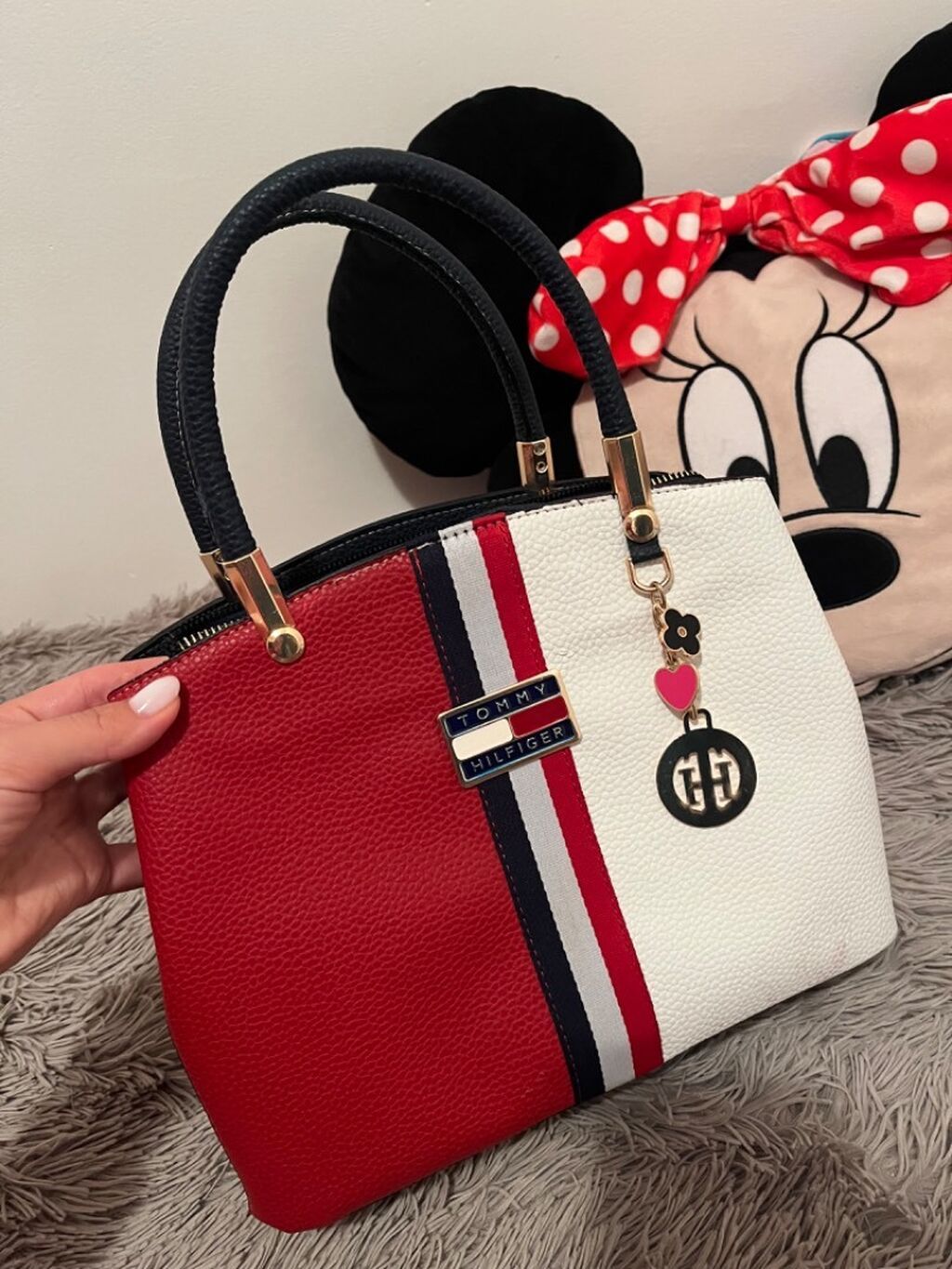 Tommy hilfiger torba novo snizena 2000 din plus poklon gratis