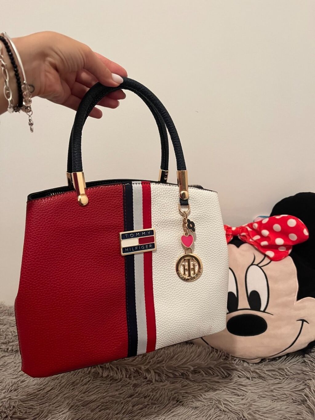 Tommy hilfiger kozna torba snizena 2000 din plus poklon gratis