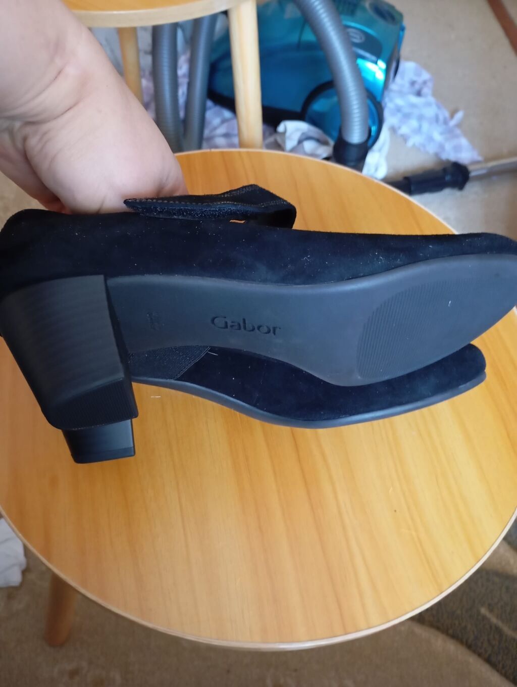Dve ženske cipele – brendovi Gabor i Tamaris. 1) Gabor crne