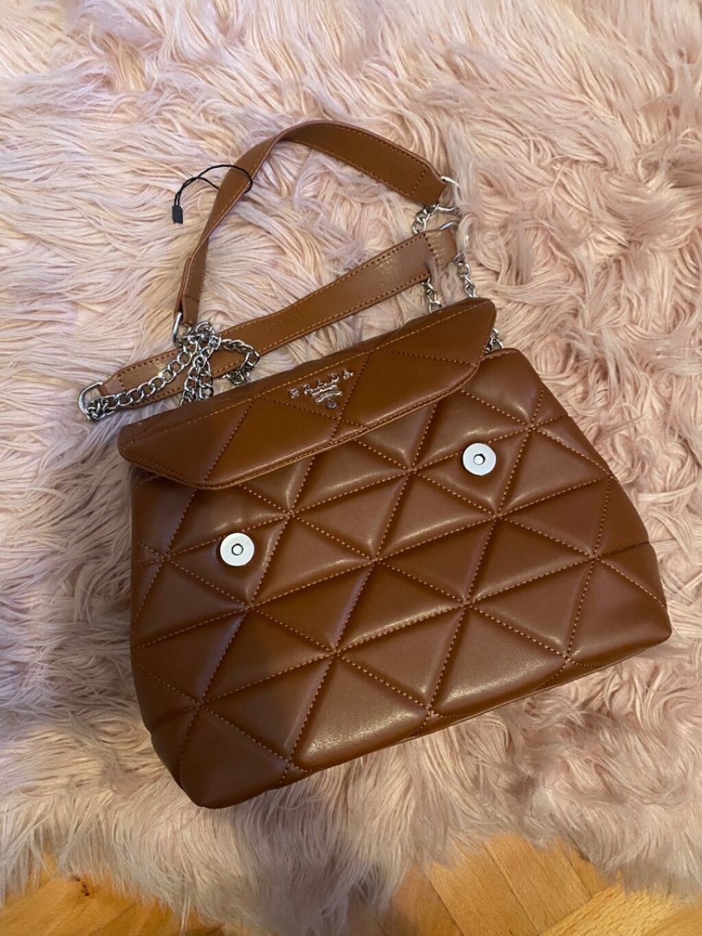 Prada torba nova snizena 2500 din