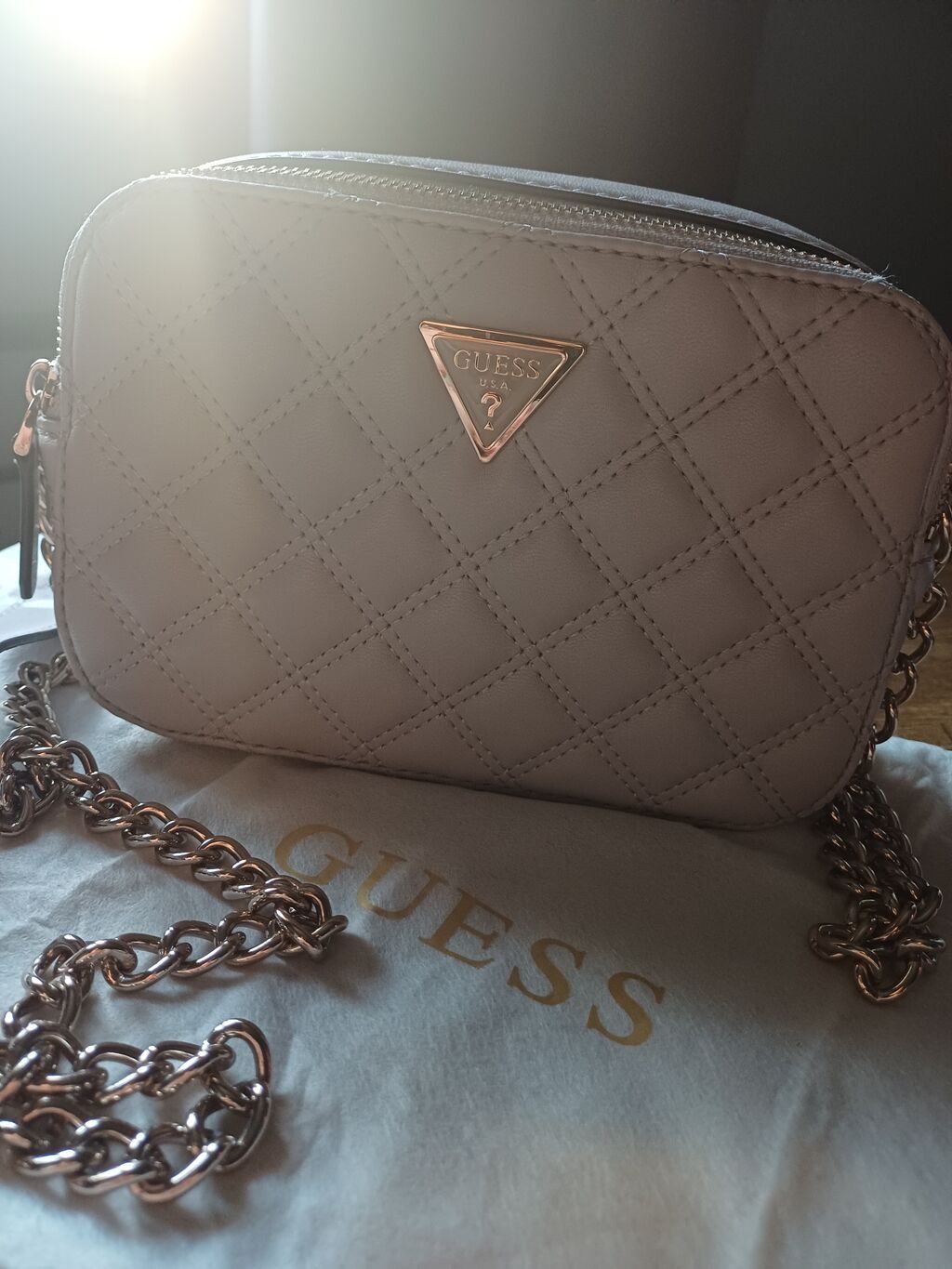 GUESS crossbody torbica sa prošivenim dezenom - Materijal: veštačka