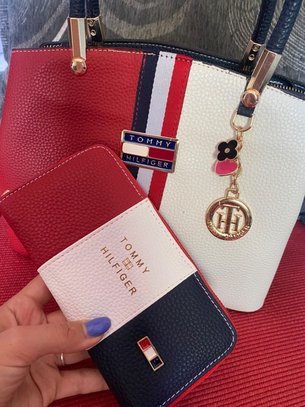 Akcija tommy hilfiger torba i novcanik set 3800 din posebno nivcanik