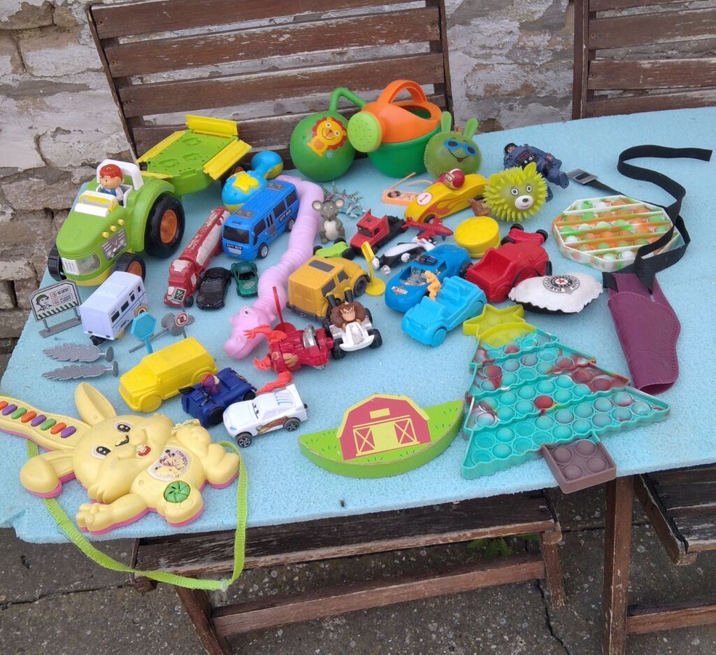 Veliki lot dečijih igračaka – sve zajedno. Sadržaj (primer onoga što