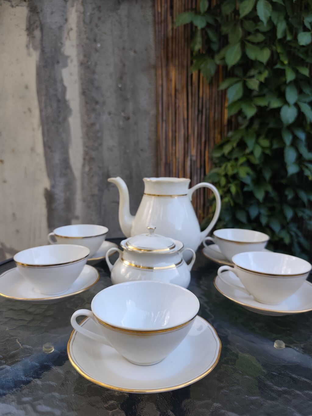 Porcelanski set za čaj/kafu – klasičan beli servis sa zlatnim rubom
