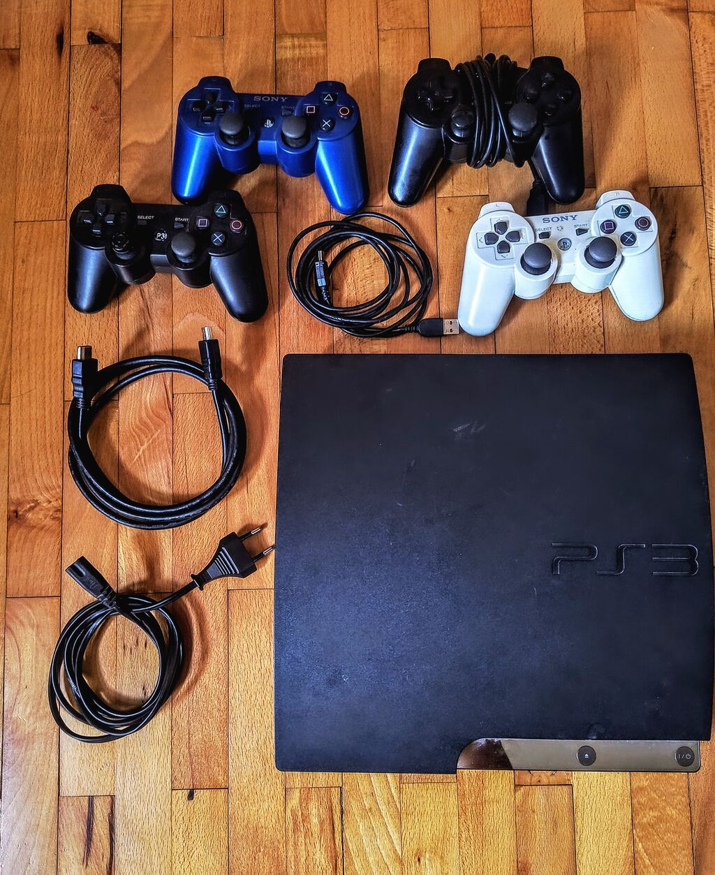 Sony PlayStation 3 Slim konzola + dodaci i igre Paket sadrži: - PS3