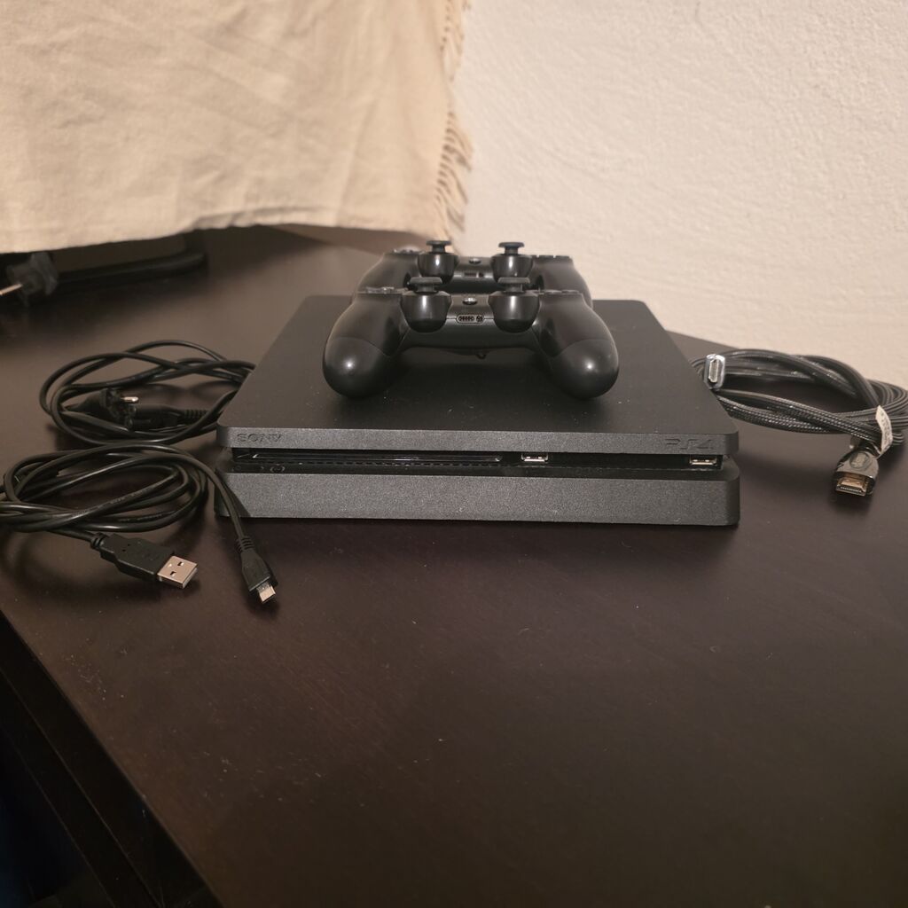 Sony PlayStation 4 Slim konzola Opis: - Model: PS4 Slim (crna boja