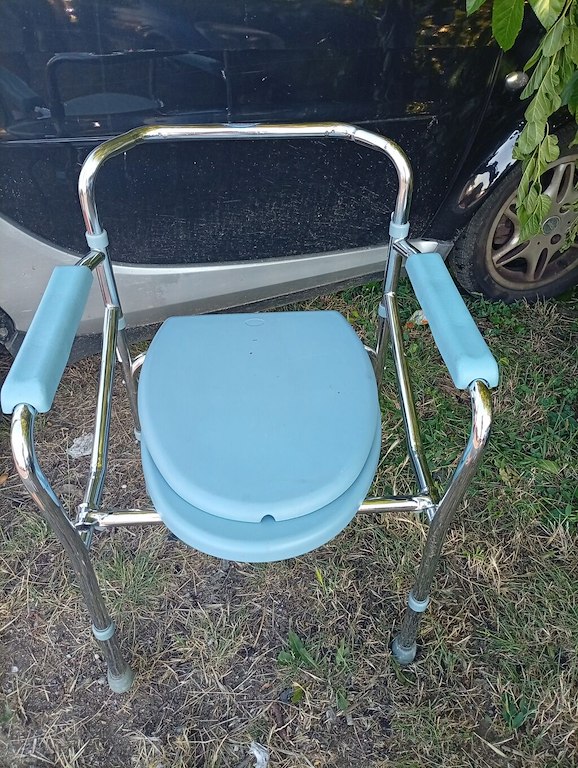 Prenosni toaletni stočić (komoda) sa poklopcem i posudom. KAO NOVA
