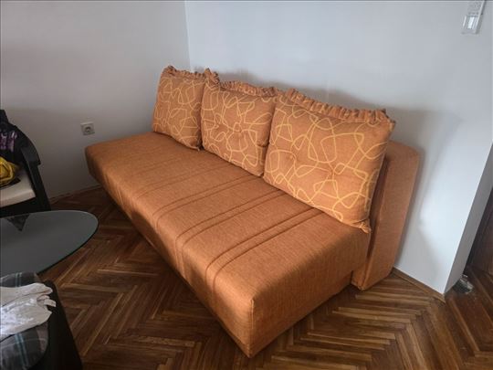 Trosed na rasklapanje nekoriscen (dva komada)