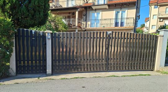 Top kapija metalna sa drvenim ukrasnim letvama