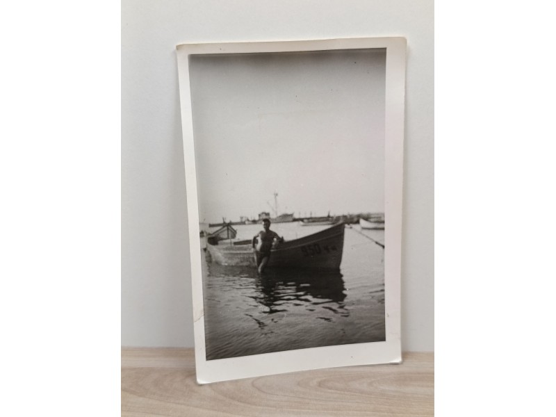 Vintage fotografija gospodi pored čamca