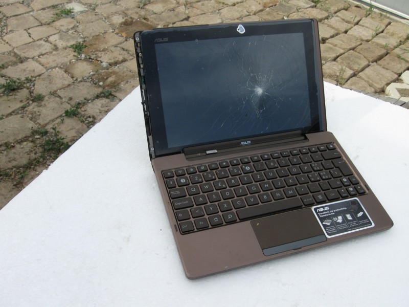 3.ASUS Transform tablet sa tastaturom-za delove