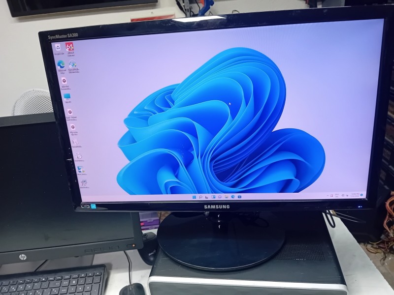 Samsung monitor 23 inca ispravan SA300 sa adapterom