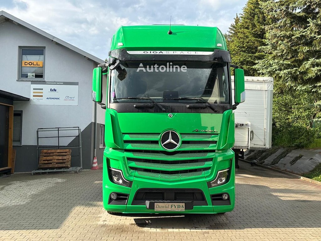Novi Mercedes-Benz 1851 tegljač