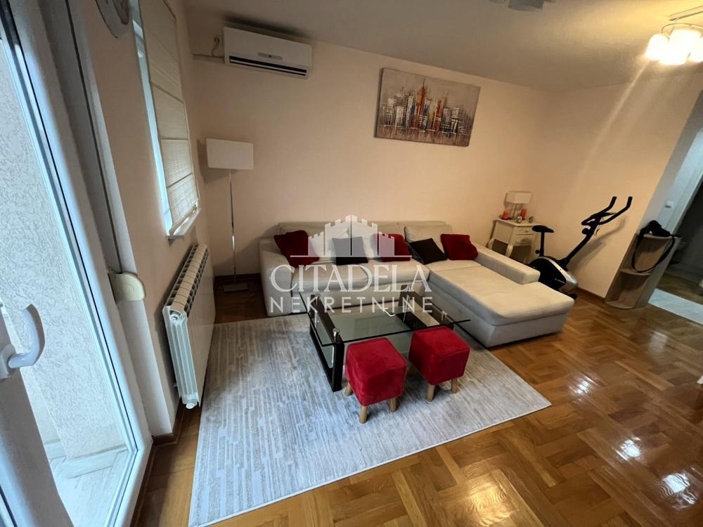 Braće Todorović, Dvoiposoban stan na prodaju, 64m2, 234.000€