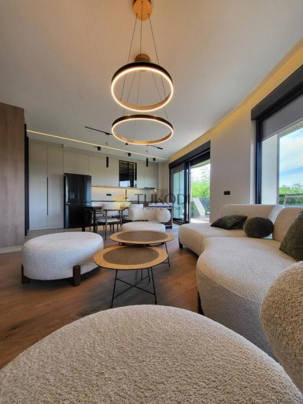 Trosoban stan za izdavanje, 82m2, 1.500€