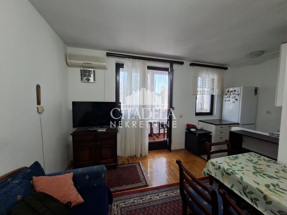 17. oktobra, Jednoiposoban stan za izdavanje, 38m2, 350€