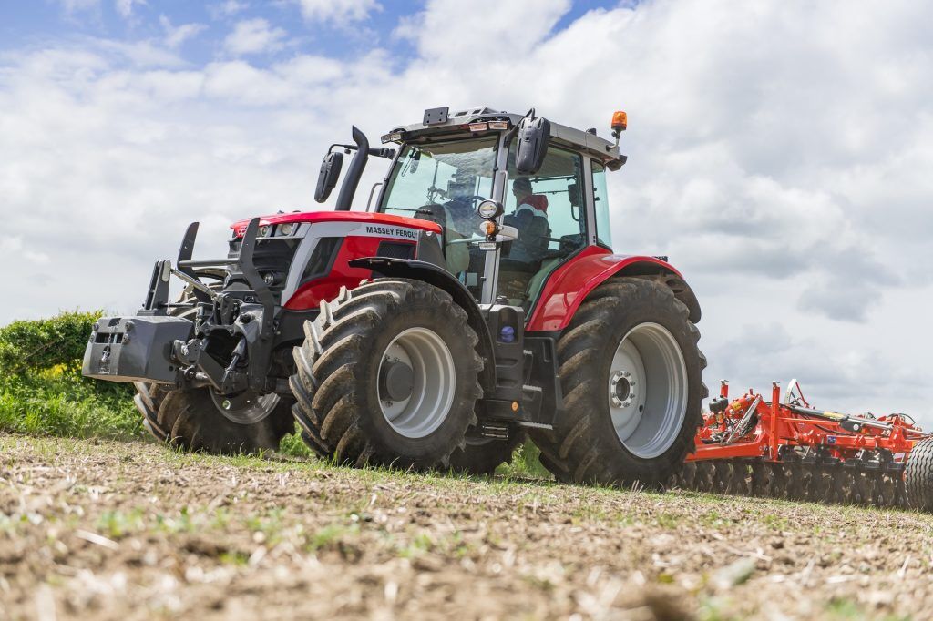 Novi Massey Ferguson 6S.135 Dyna-6 Essential Tractor traktor točkaš