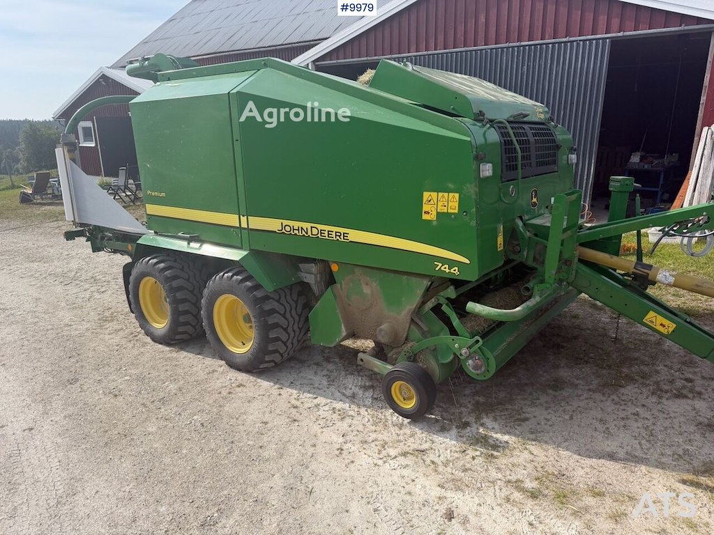John Deere 744 balirka za okrugle bale