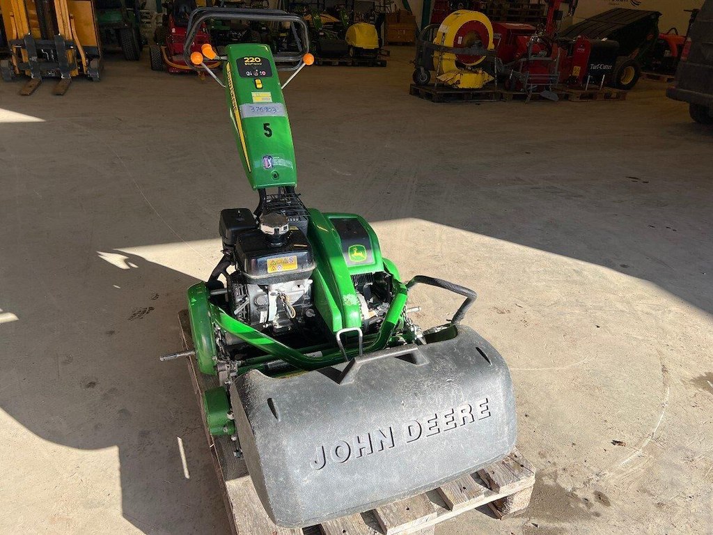 Prodaje se John Deere 220 E-Cut Hybrid Green Klipper kosilicu za travu na aukciji