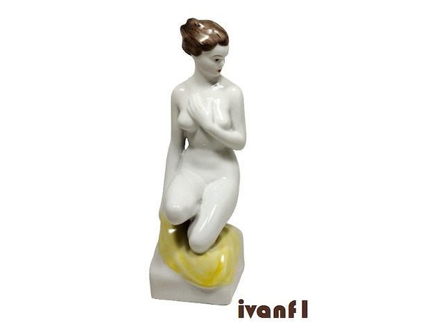 HOLLÓHÁZA, Hungary -Porcelanska figura `Prolećni vetar`