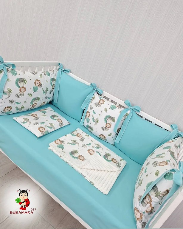 Bubamara037 Set za krevetac sa ogradicom od jastuka, bez lastiša, Plavo-Beli