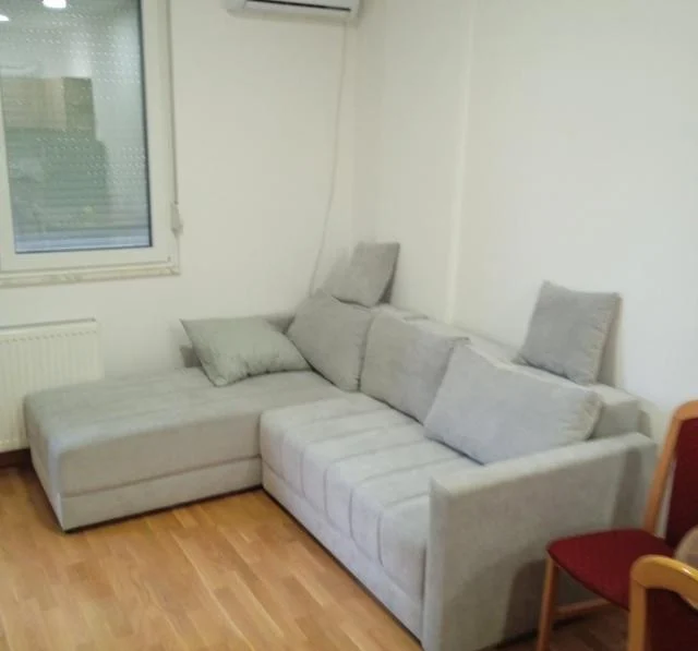 Moderan dvosoban, kompletno namešten stan u novom kompleksu na Avijaciji