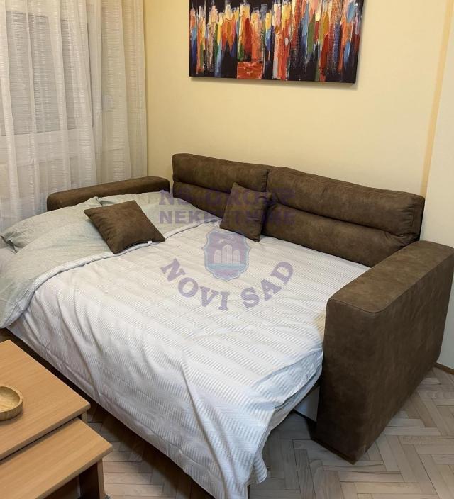 Izdaje se lepo nameštena garsonjera u Centru Novog Sada