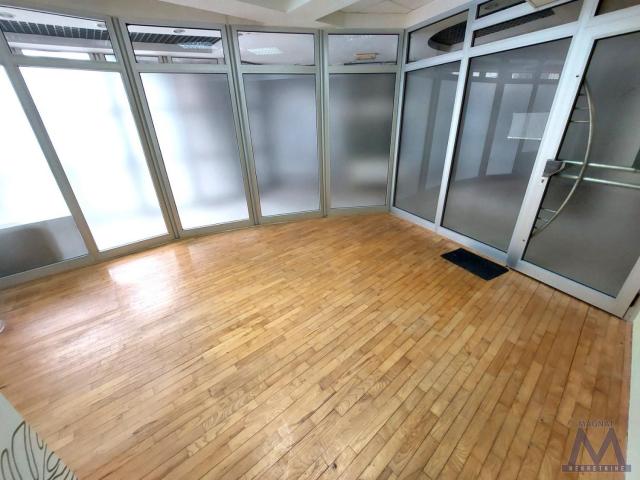 Novi Sad - Centar - Tržni centar Lupus, izdaje se poslovni prostor od 18m2, odmah useljiv, pogodan z