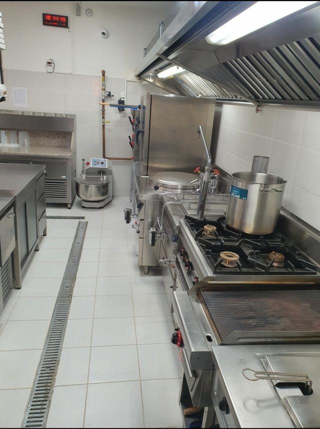 ​Izdaje se potpuno opremljena centralna/ketering kuhinja 93m² Novi Sad