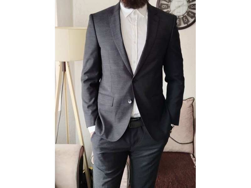 Muško odelo od devičanske vune HUGO BOSS (25, M-L)